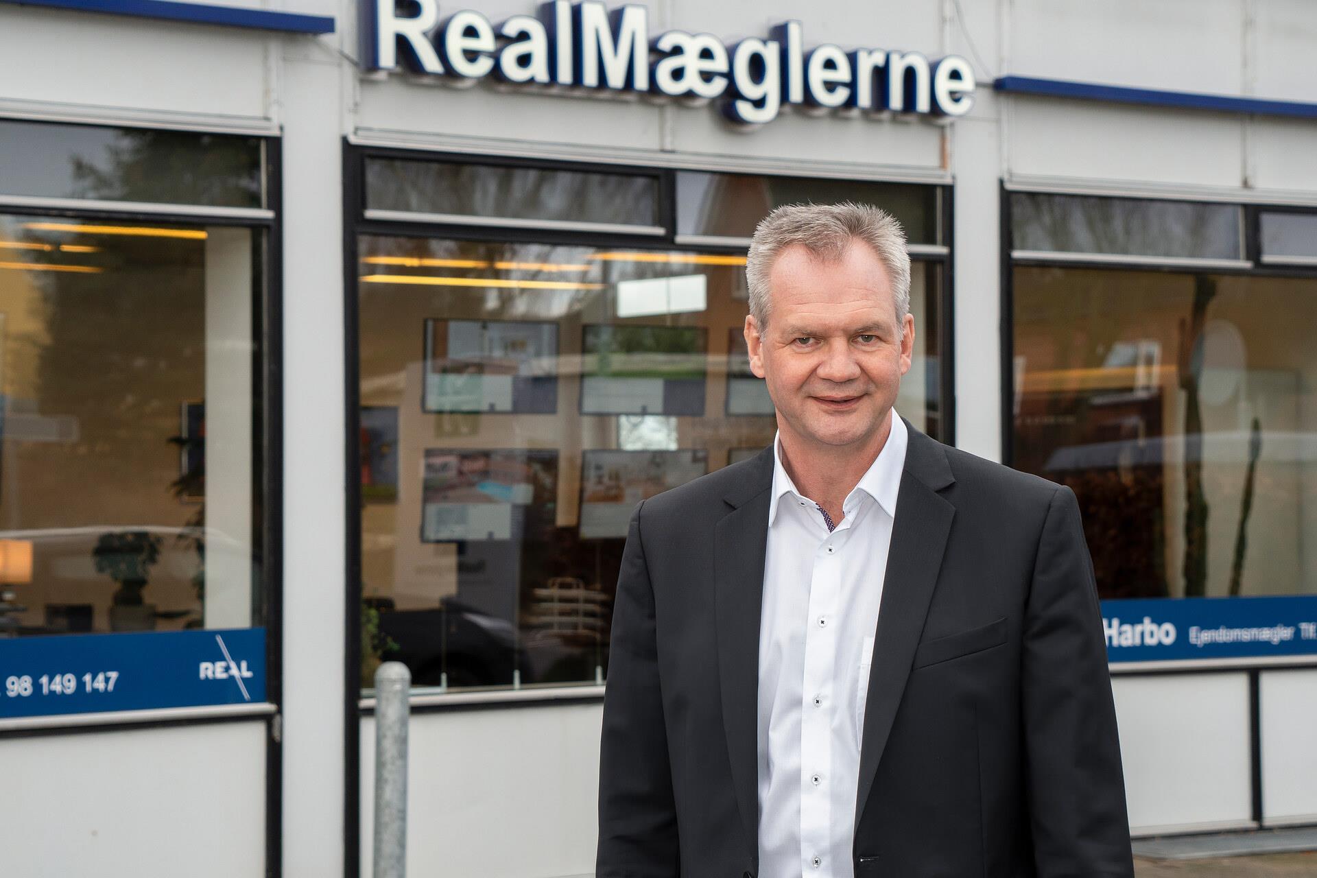Brian-harbo-faar-pris-efter-kaempe-salgsfremgang - RealMæglerne